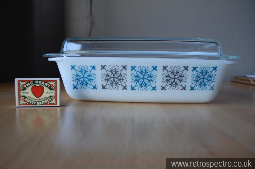JAJ Pyrex Chelsea pattern Space Saver - RetroSpectro