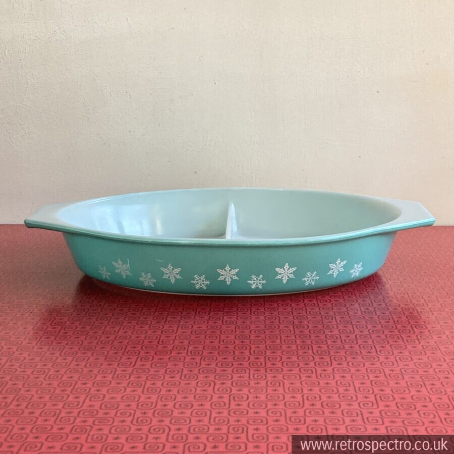 Snowflake Oval Pyrex Dish - RetroSpectro