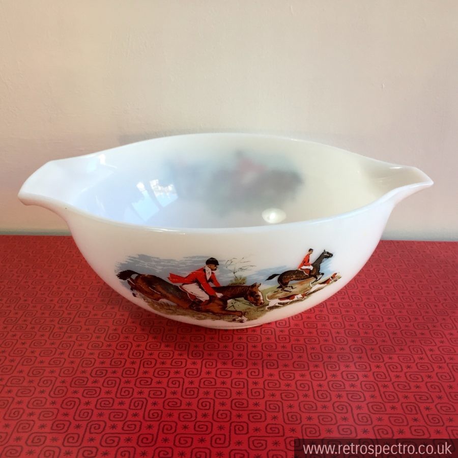 Pyrex Serving Bowl - RetroSpectro
