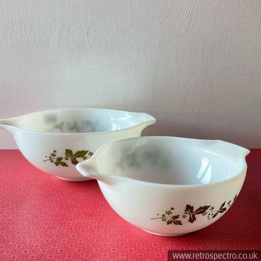 JAJ Pyrex Mixing Bowls - RetroSpectro